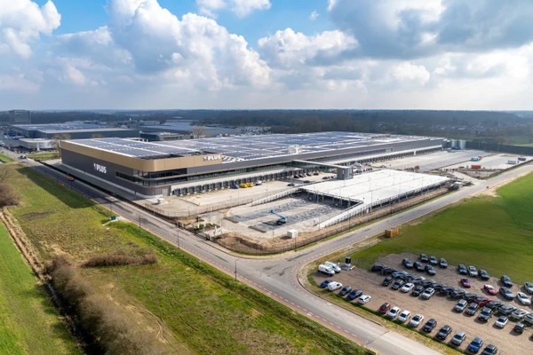 Nieuw vers distributiecentrum opgeleverd bij PLUS