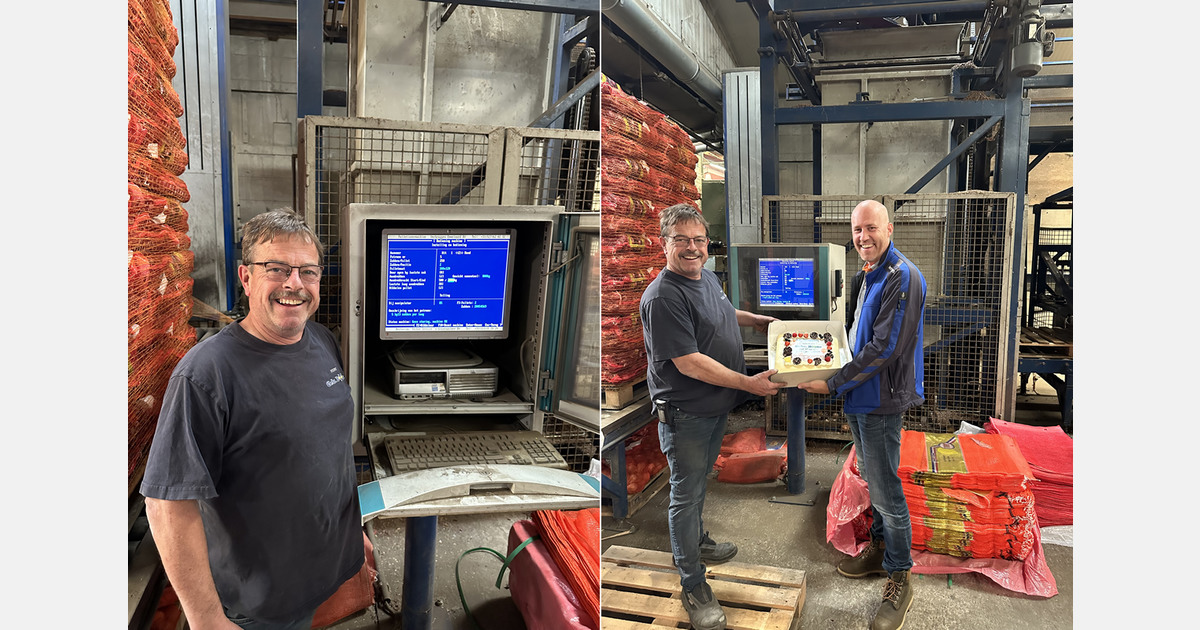 20 miljoenste zak met uien gestapeld bij Gebr. Boone