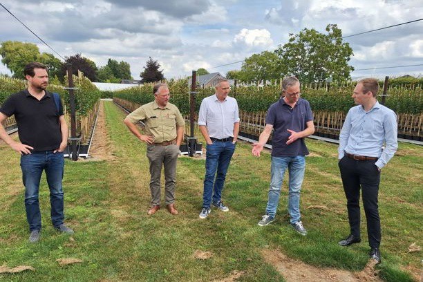Robin van Dijk van het ministerie van LVVN bezoekt fruitsector