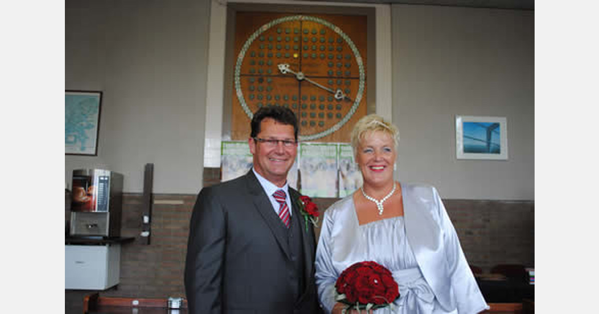 Johan Slager en Annelies Quist trouwen in afmijnzaal veiling St. Annaland